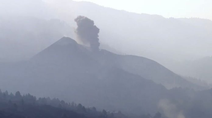 El Volcán De La Palma Vuelve A Emitir Lava Y Cenizas