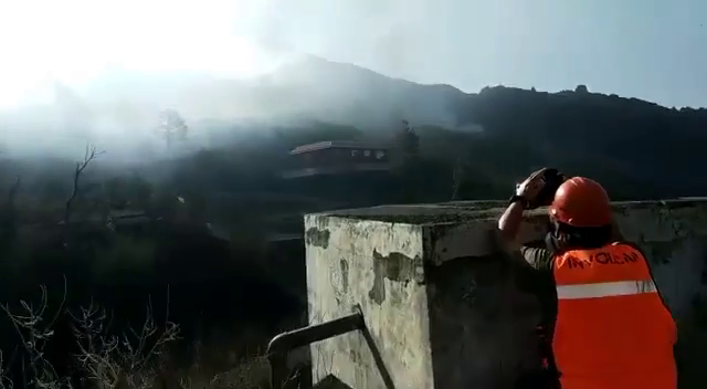 Tres científicos de Involcan viven "muy de cerca" una explosión del volcán